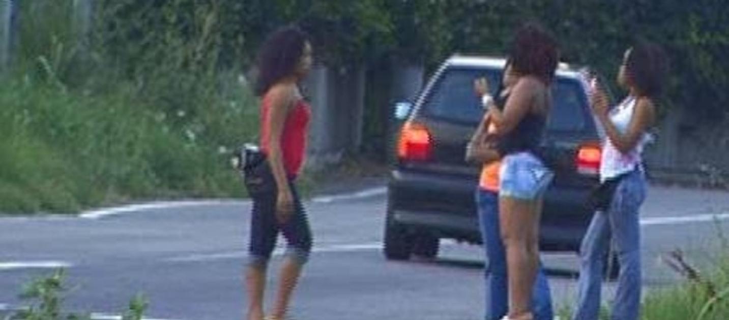 Prostituzione, la proposta: multe da 10.000 euro e carcere per i clienti Prostituzione, la proposta: multe da 10.000 euro e carcere per i clienti