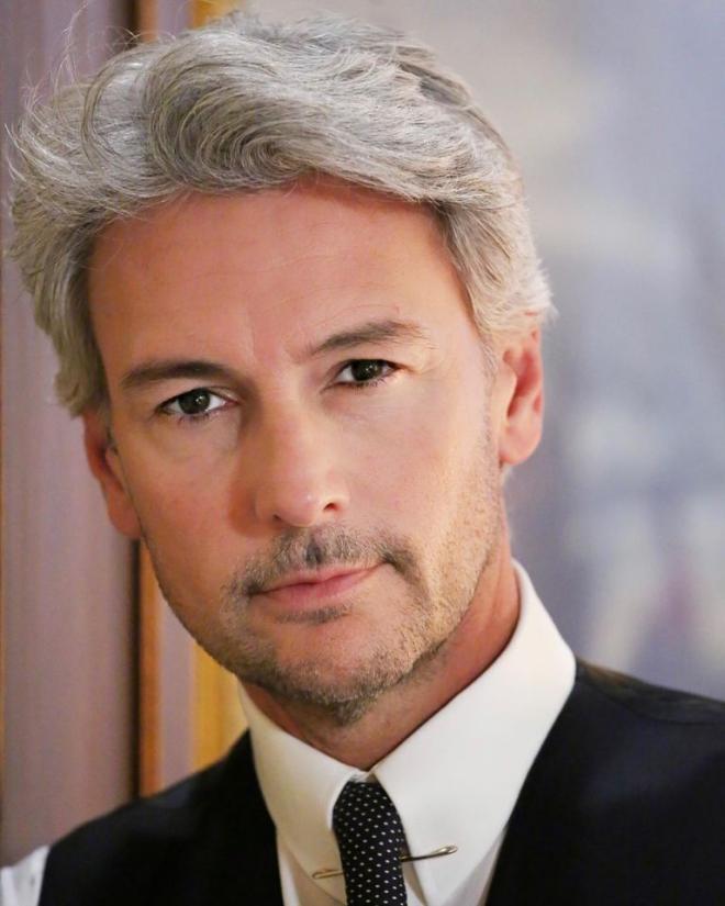 10 curiosità su Roberto Farnesi: l'attore de Il Paradiso è stato ...