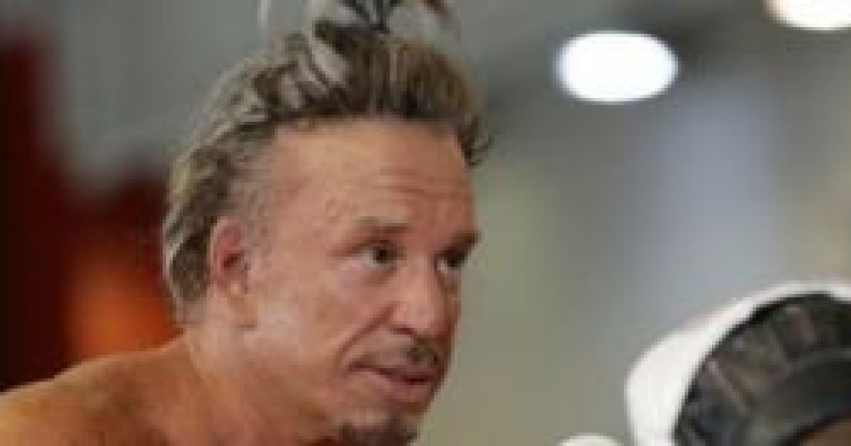 Mickey Rourke, torna a fare boxe a 62 anni e vince: pagliacciata ...