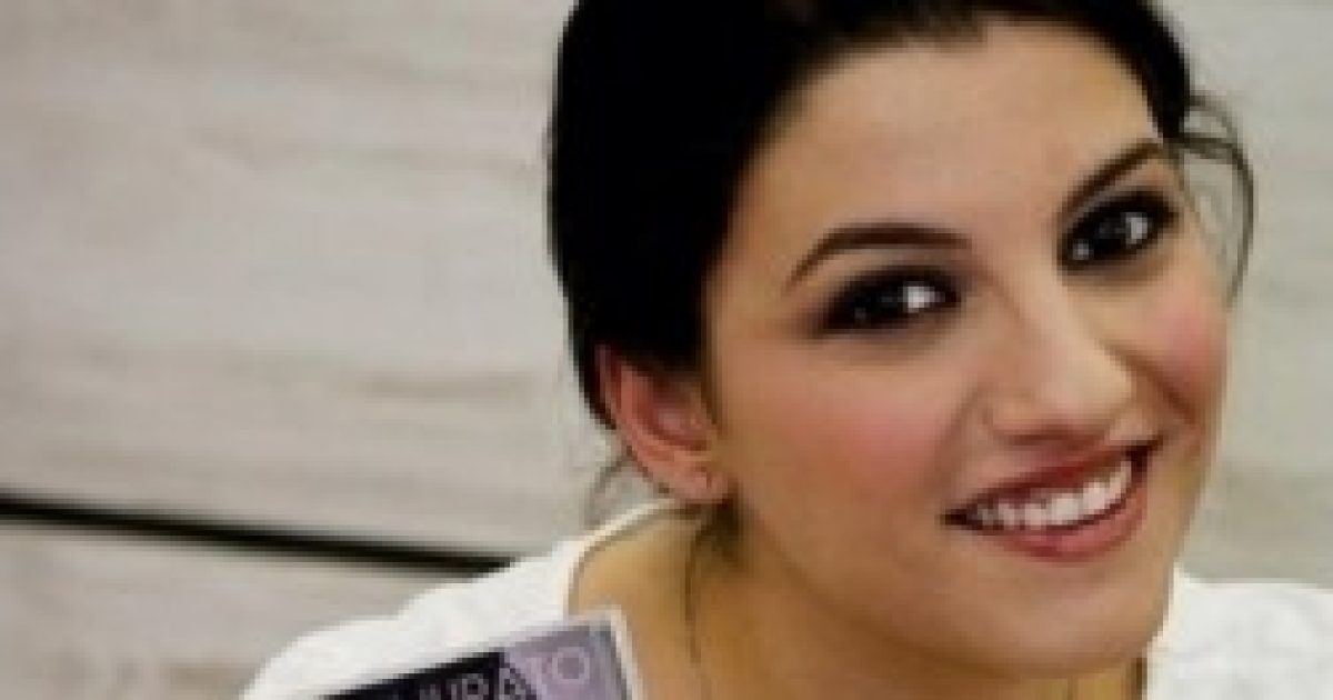 Amici, Deborah Iurato si gode montepremi con la famiglia e fa regalo a ...