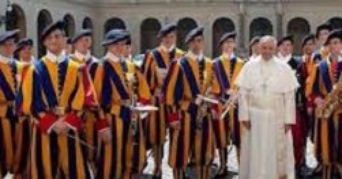 Derby in Vaticano il papa scherza con le guardie