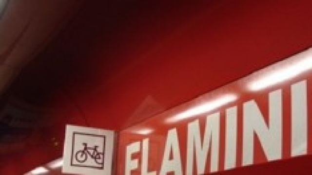 Roma, cade un tubo sulla metro Flaminio: metro A in tilt, aperta un ...