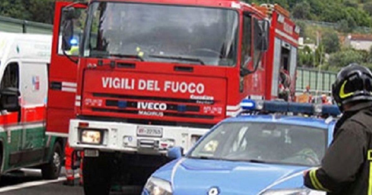Grave incidente sull'A3 SA-RC: auto incastrata sotto furgone Grave incidente sull'A3 SA-RC: auto incastrata sotto furgone