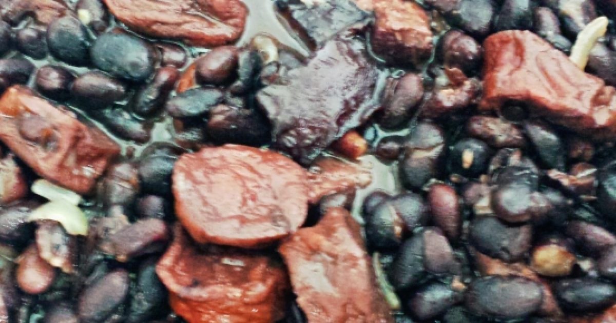 Aprenda a fazer uma feijoada caseira 'light'