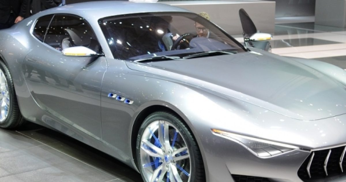 Maserati: nuove foto spia del Levante e render per Alfieri