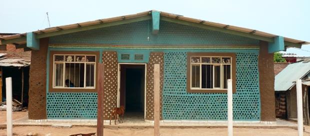 Casas Hechas Con Botellas De Plástico A Prueba De Catástrofes