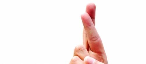 Incrociare le dita può aiutare ad alleviare dolore fisico: in che modo