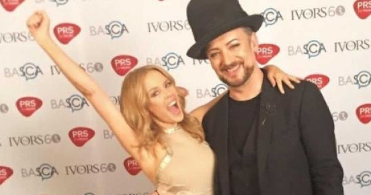 Kylie Minogue le entrega un premio a Boy George