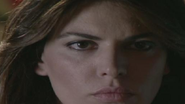 Un posto al sole: Angela chiusa in una cassa come Uma Thurman in Kill Bill?