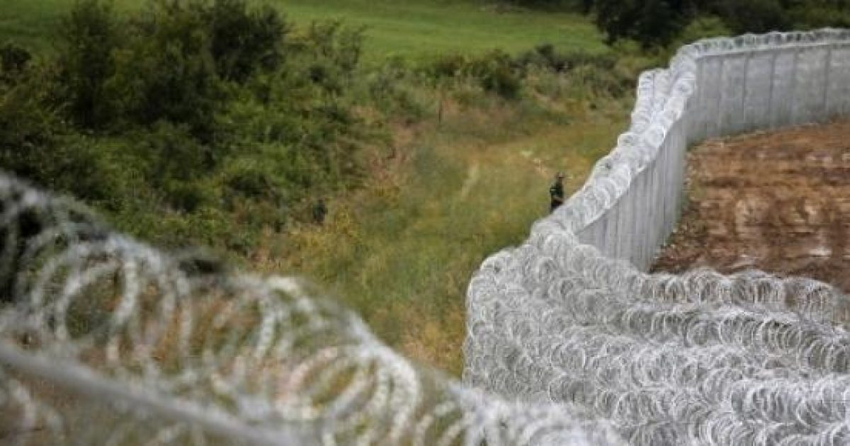 Hungary: 'YES' to the anti-immigrants barbed wire barrier on the ...