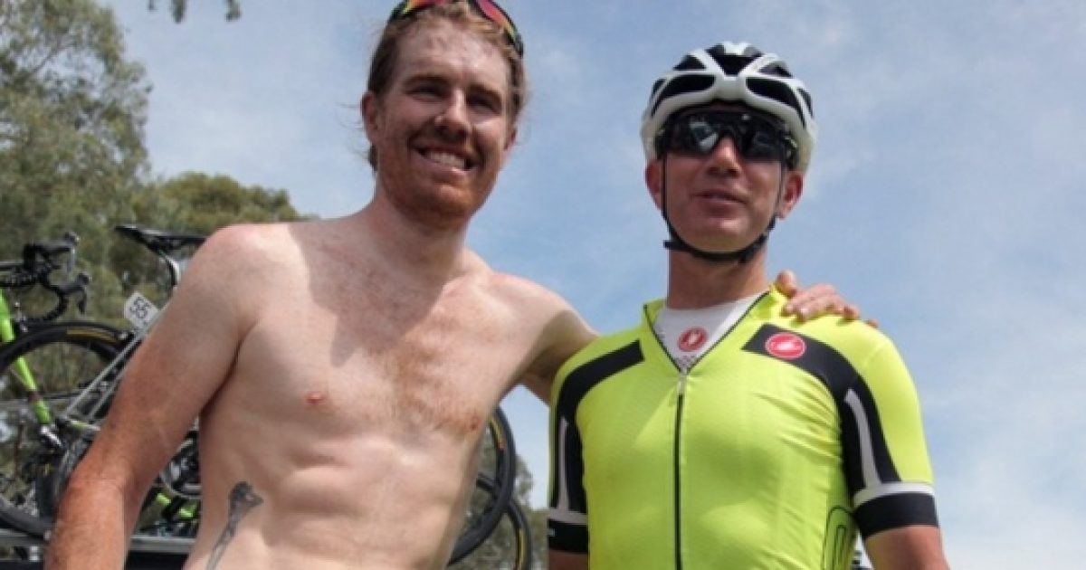 Ciclismo, Tyler Farrar corre con una bici di uno spettatore
