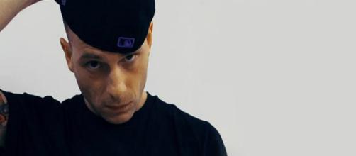 Il rapper Clementino denuncia su Facebook l'atto intimidatorio ricevuto