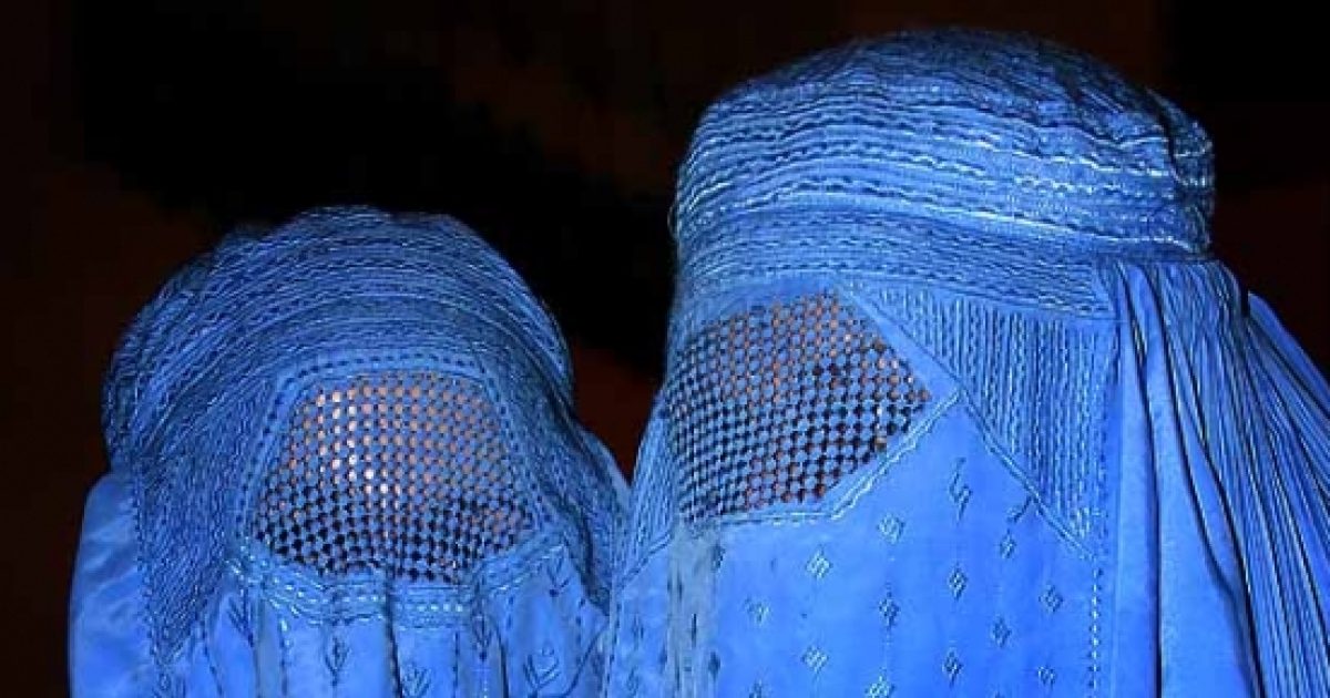 Lombardia, crociata contro il velo integrale: vietarlo anche tra i ...