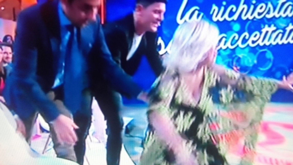 Panico a 'Selfie - Le cose cambiano': Tina Cipollari cade in studio in ...