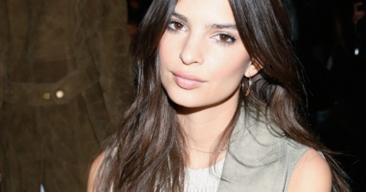 Emily Ratajkovski: foto 'piccante' su Instagram per gli auguri di Natale