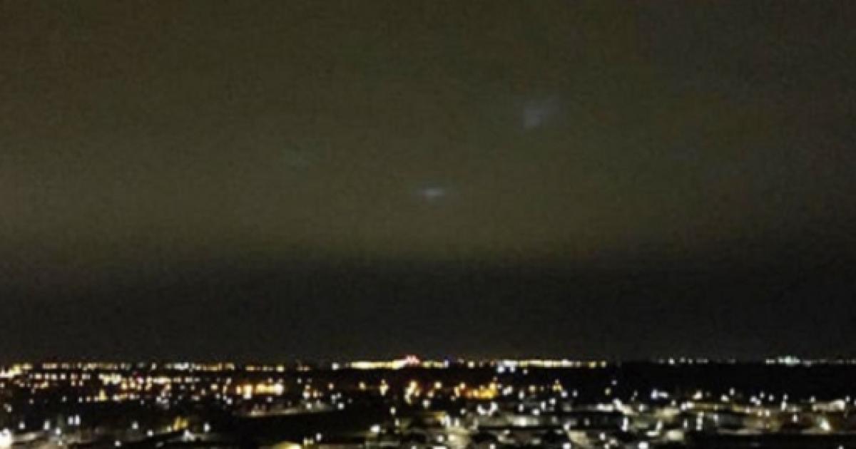 UFO: strane luci sopra Liverpool nella serata di ieri 17 aprile UFO: strane luci sopra Liverpool nella serata di ieri 17 aprile