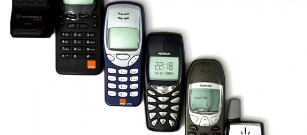 Dall'iPhone ai primi Nokia: i 15 cellulari che hanno fatto la storia