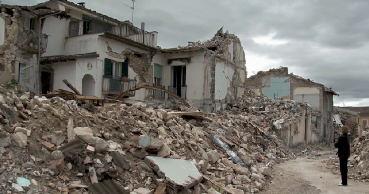Un sisma tra i più violenti della storia recente