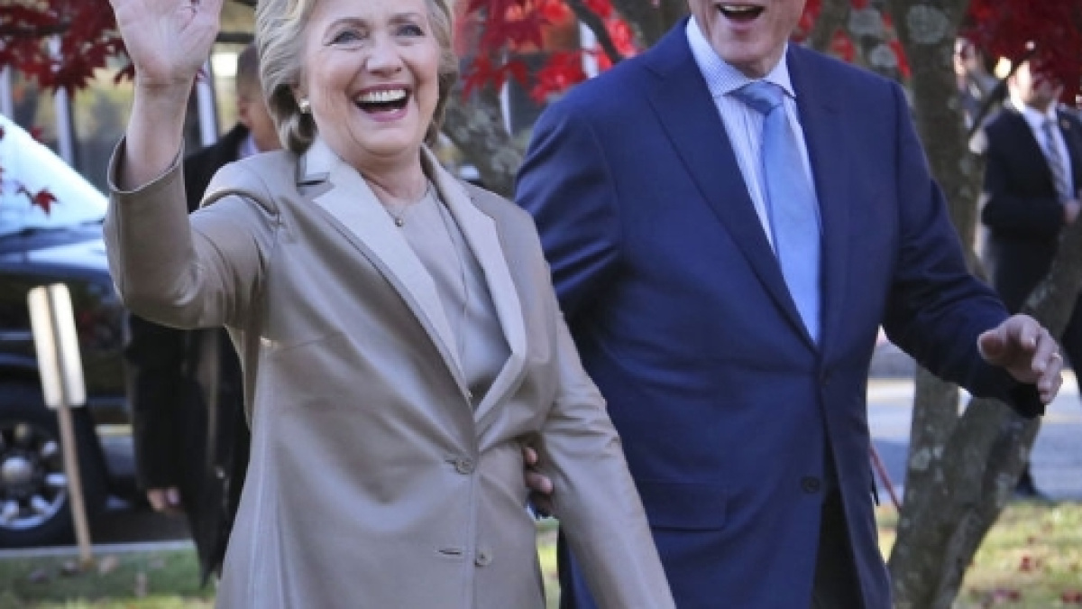 Hillary Clinton greeted at Donald Trump’s inaugural ceremony with jeers