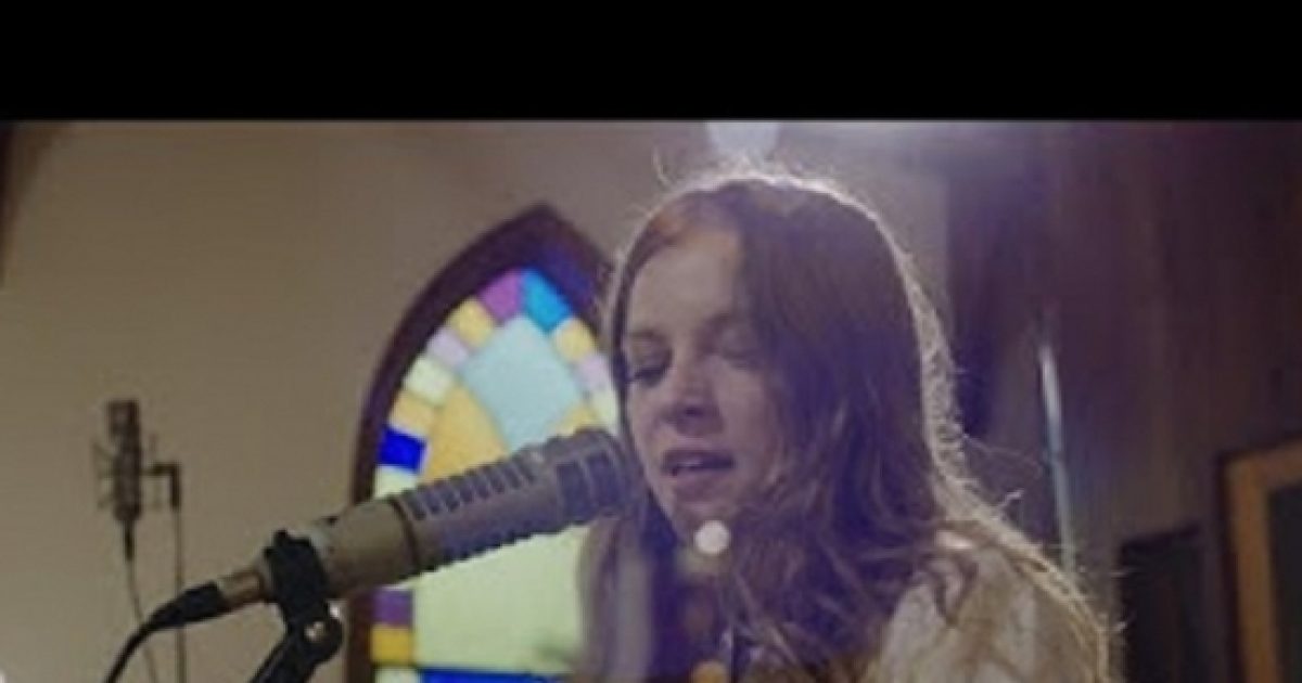 British folk songstress Jade Bird makes memorable network TV debut on ...