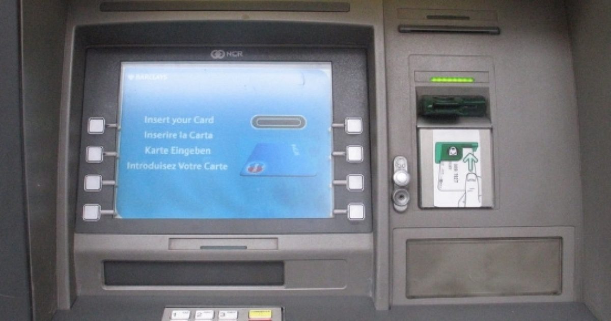 Bancomat salta in aria: furto con banconote che volano ovunque