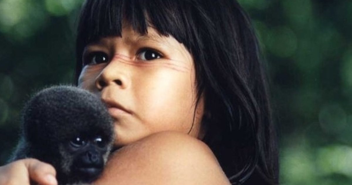 Lembra da índia Tainá? Ela cresceu e resolveu mostrar seus 'atributos'