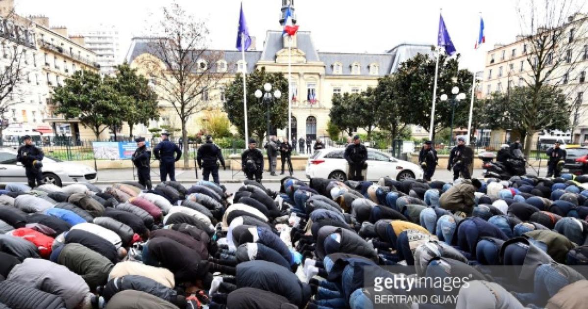 Protest in Paris over Muslim prayers being held in public