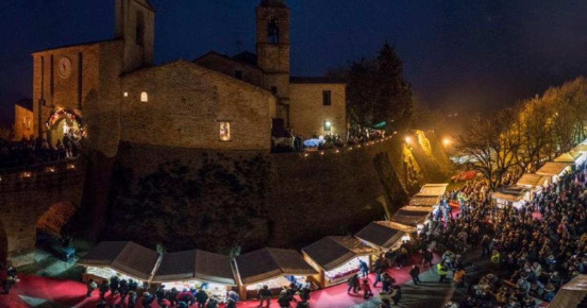 Il borgo di Candelara si illumina tra candele e spettacoli