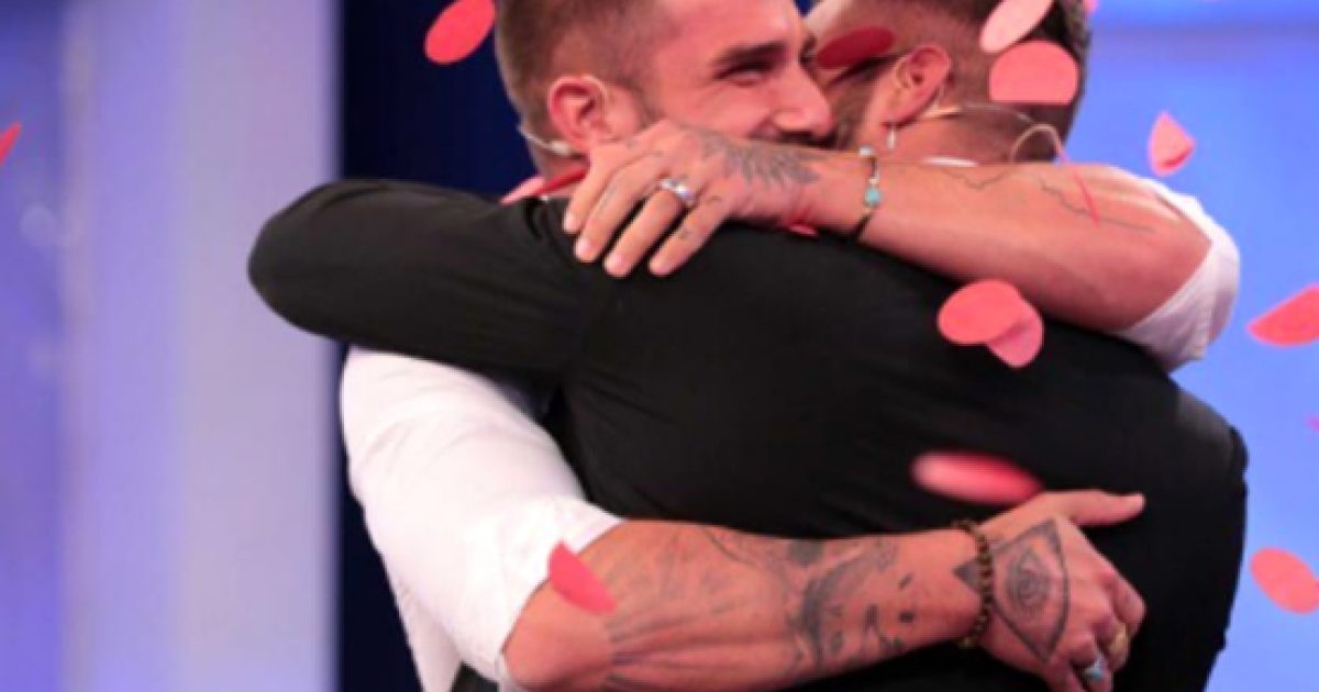 Alex e Alessandro dopo il sì finale nei guai con la De Filippi e volano ...