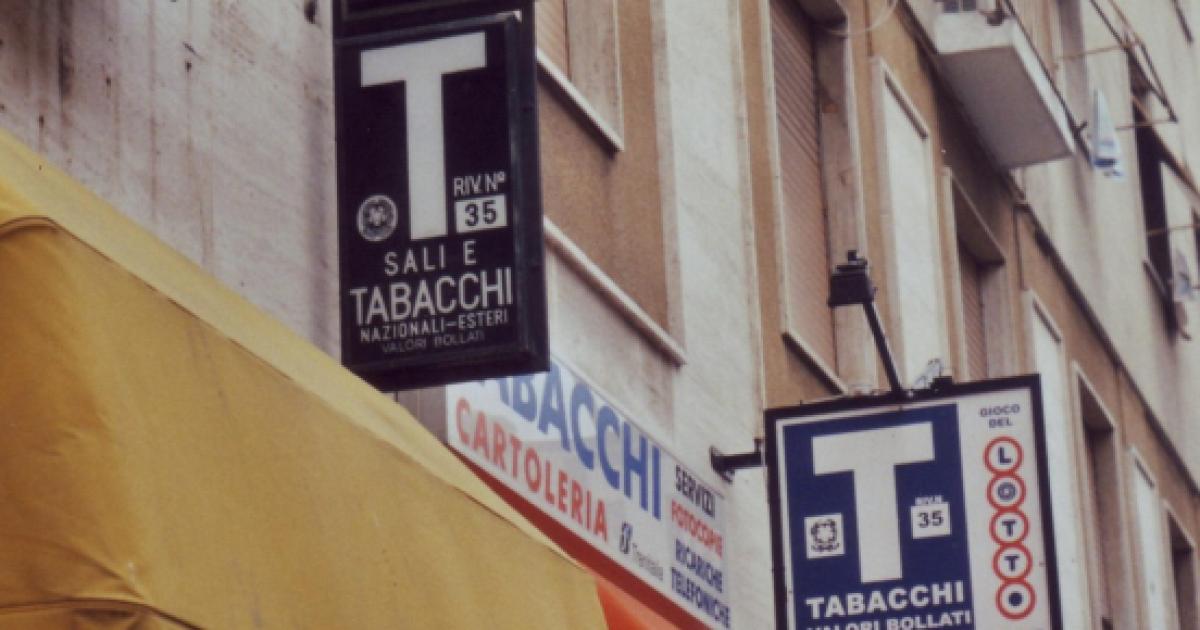 Tabaccaio picchiato, derubato di soldi e auto ma i giudici indagano lui