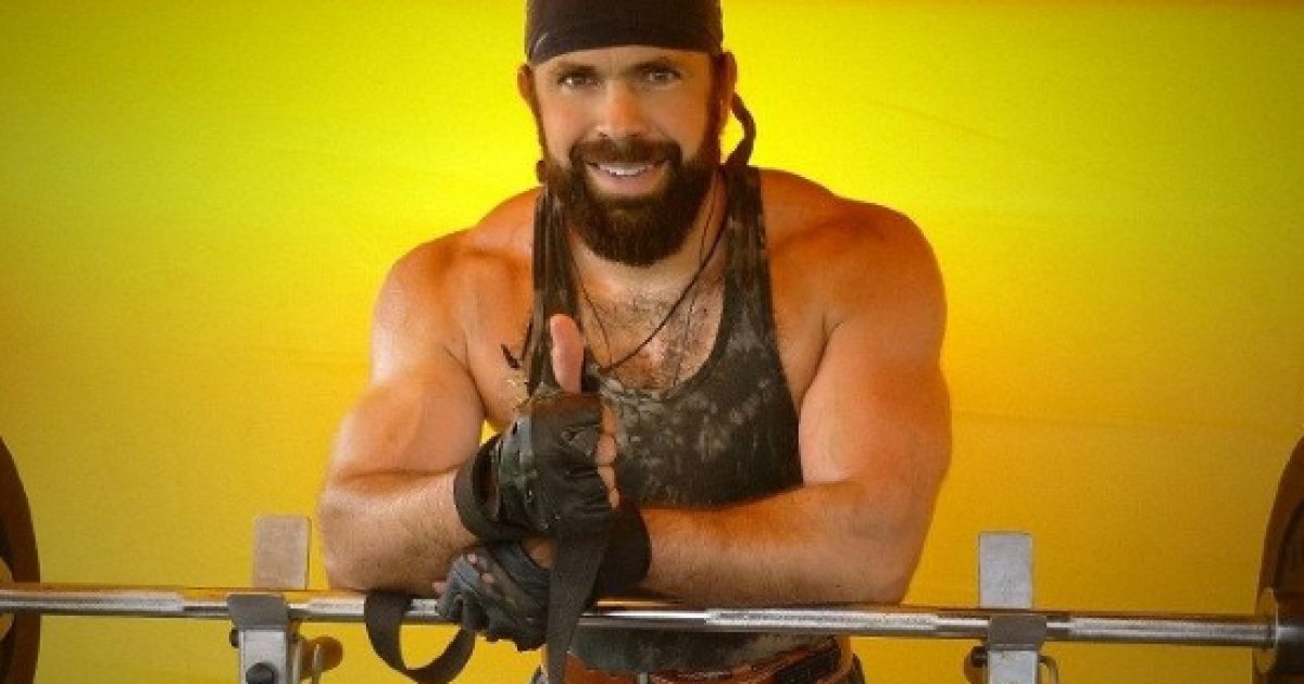 Il pastore di anime culturista sta facendo impazzire il Web