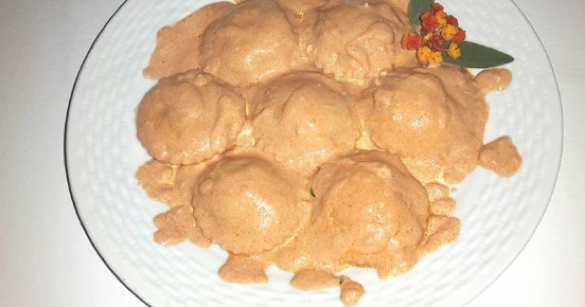 Ravioli in salsa rosa e basilico