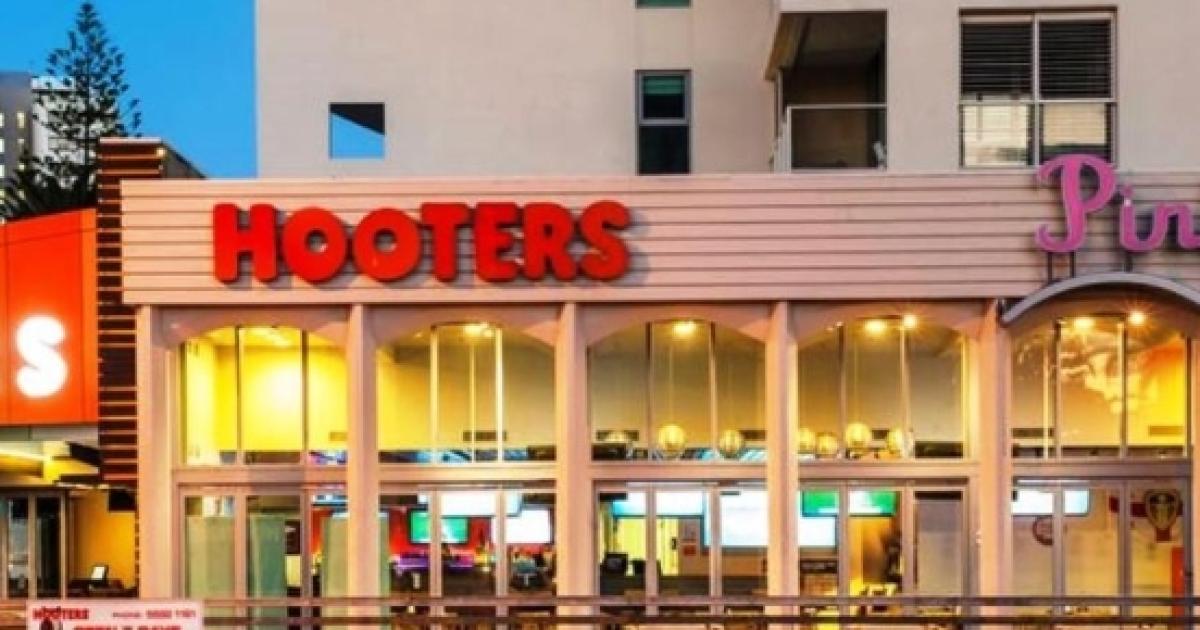 Hooters opens new restaurant with male servers