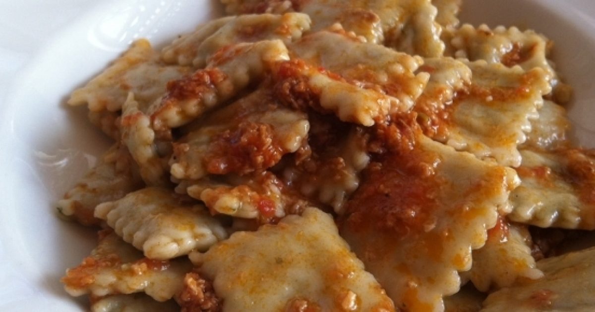 Ravioli ripieni di carne al ragù