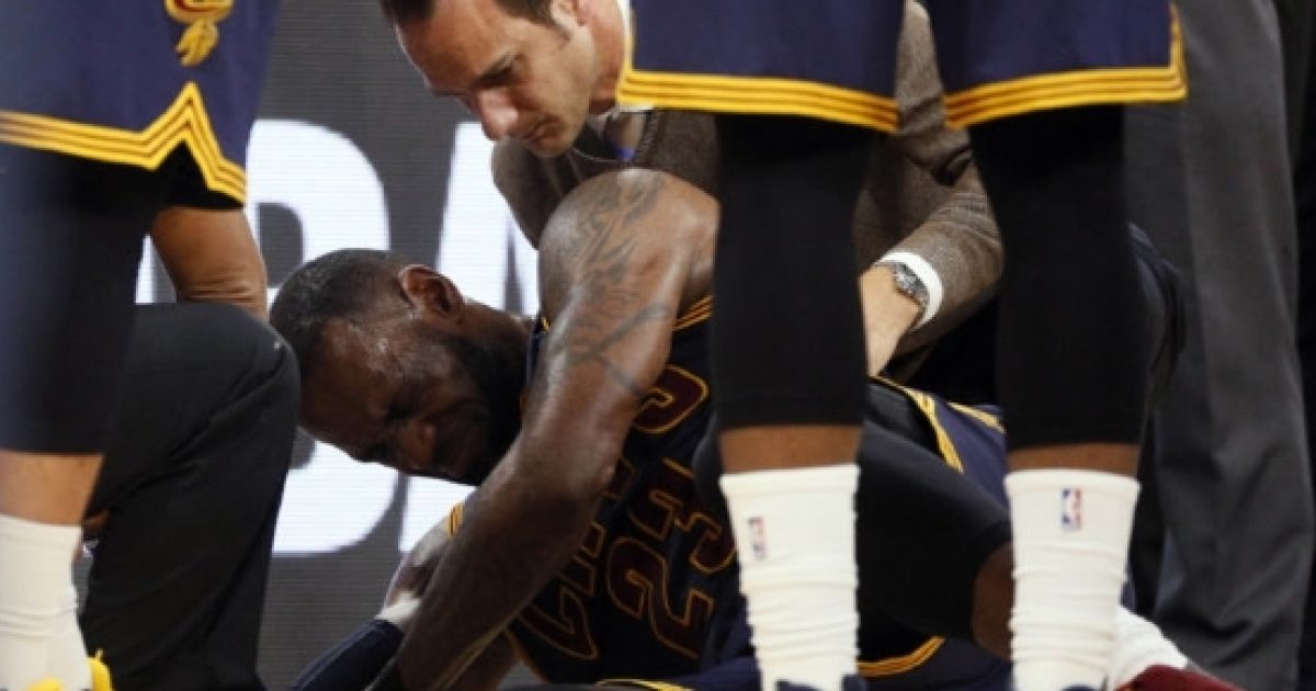 LeBron James leaves with injury, Cavs dominated by Spurs