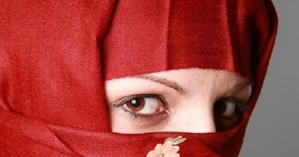 Bologna, 14enne rasata a zero dalla famiglia islamica