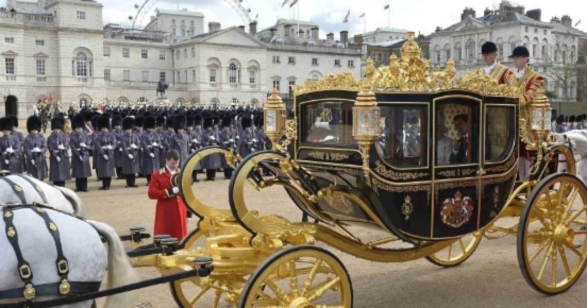 President Tump demands to ride in Queen Elizabeths golden carriage