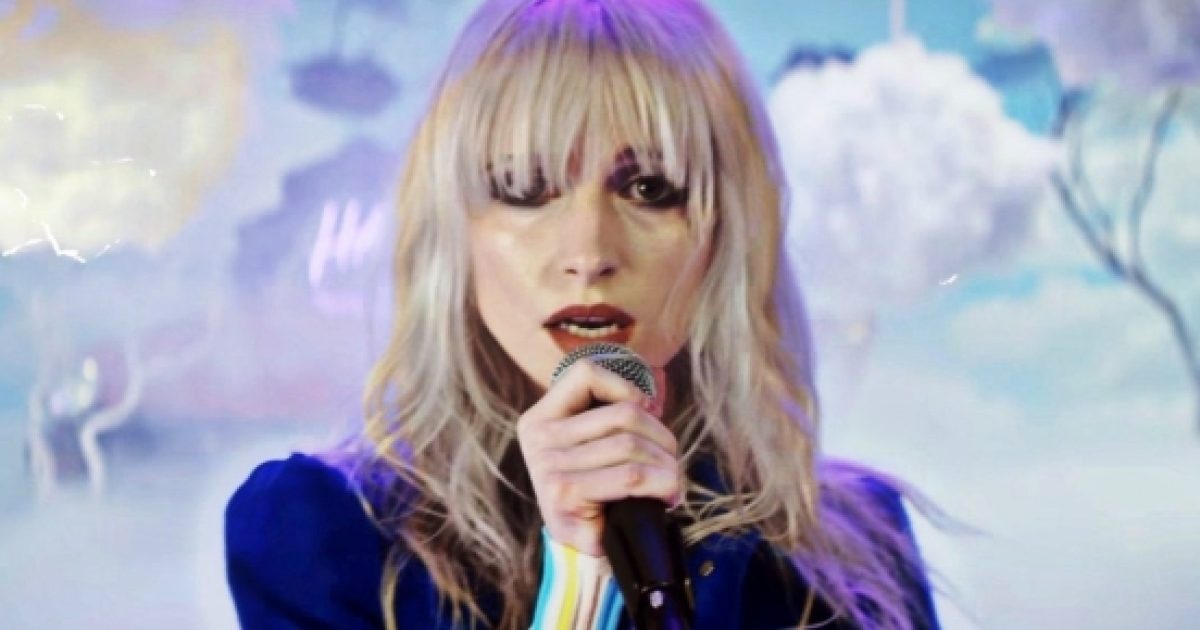 Paramore regresa a los 80 y arrasa con Hard Times