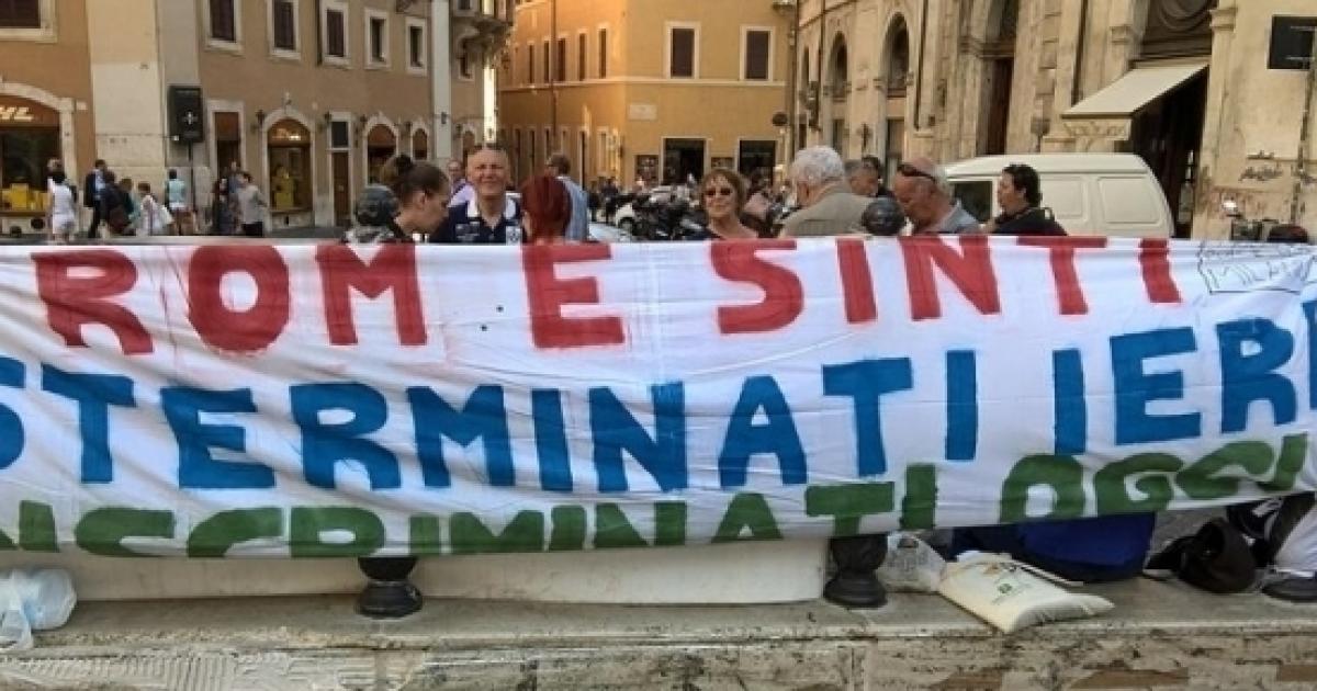 Sinti e rom sfilano con i partigiani