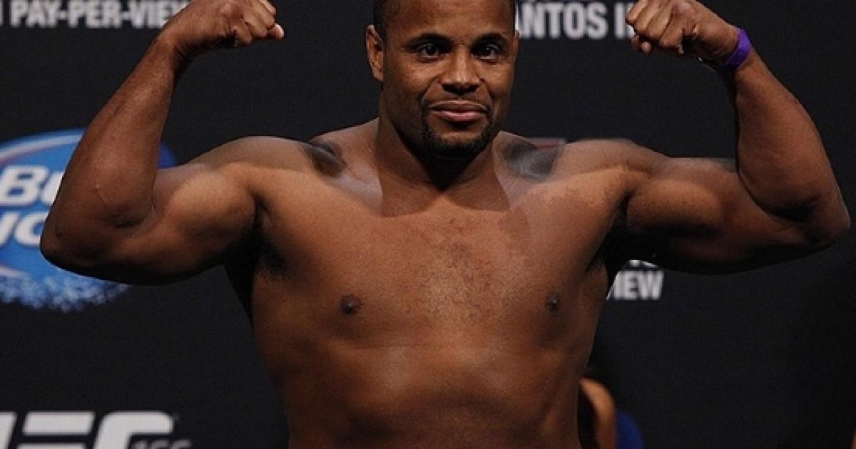 Daniel Cormier makes weight by losing 1.3 lbs in two minutes for UFC 210?