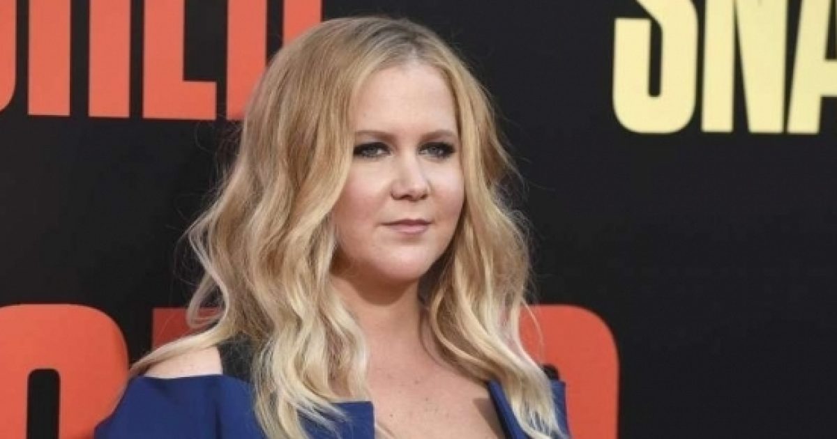 Amy Schumer promotes her new movie ‘Snatched’ in an interesting way