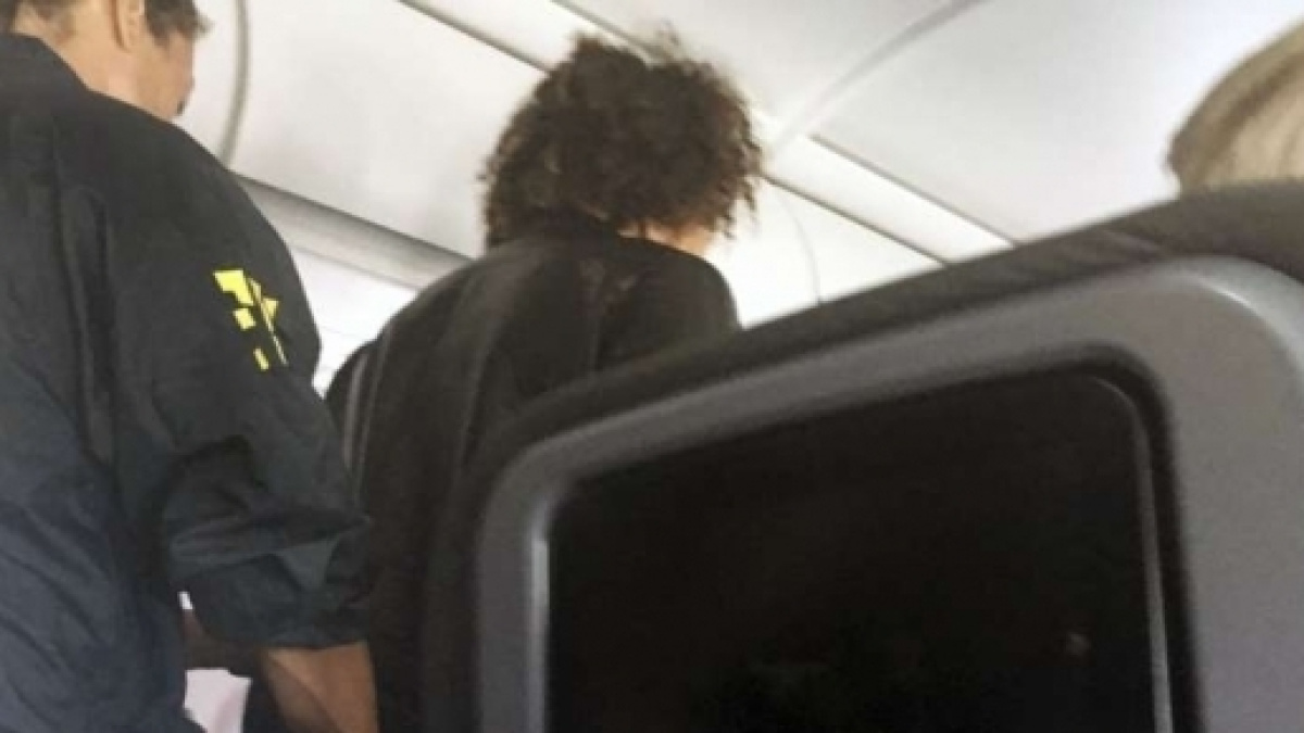 American Airlines passenger duct-taped to seat by fellow passengers