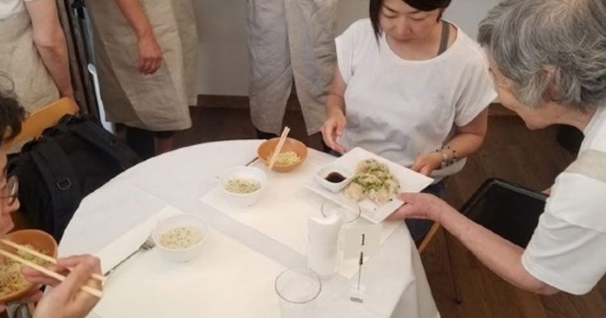 This pop-up restaurant only employs waiters with dementia
