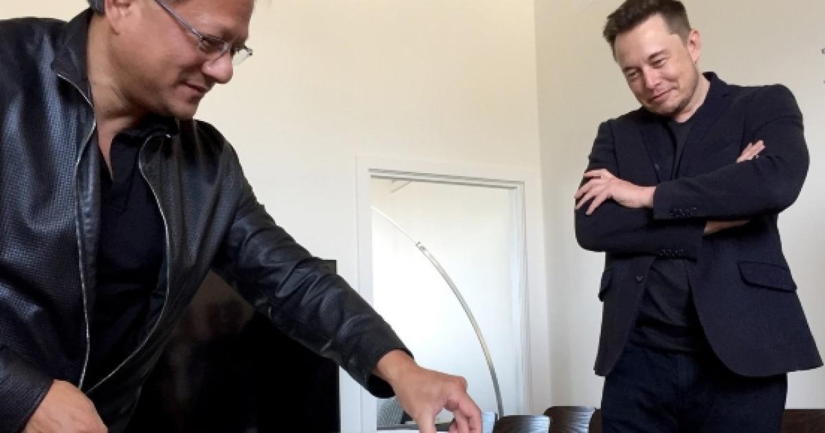 Billionaire Elon Musk reveals he uses HTC Droid on Twitter