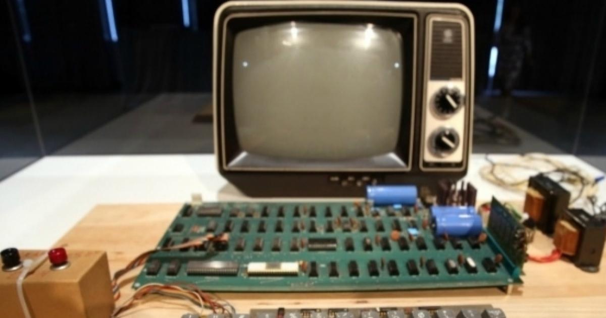 A working original Apple-1 computer has been sold for over £270,000