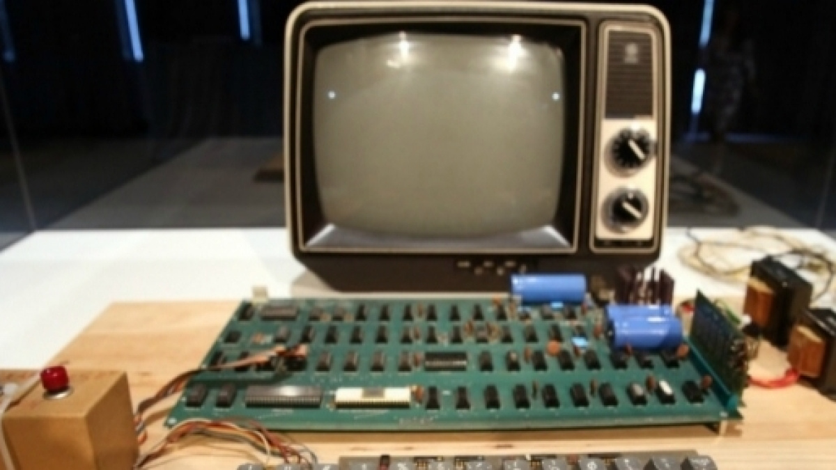 A working original Apple-1 computer has been sold for over £270,000