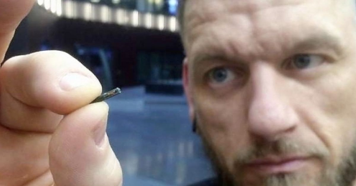 Marca da besta? Empresa começa a implantar chips em seus funcionários