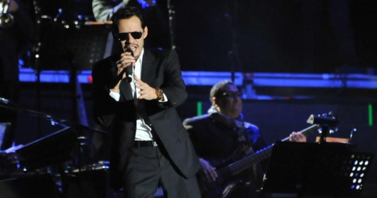 Video: Marc Anthony is back on stage two days after his mother's death