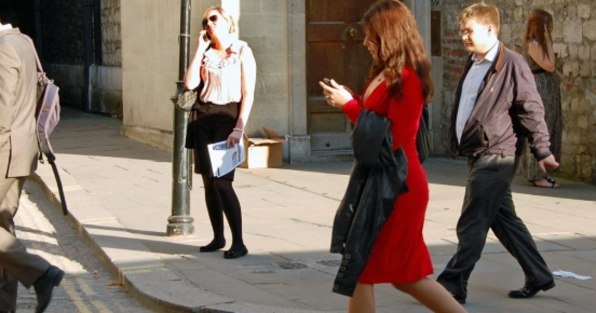 Honolulu bans texting while crossing streets in bid to curb injuries