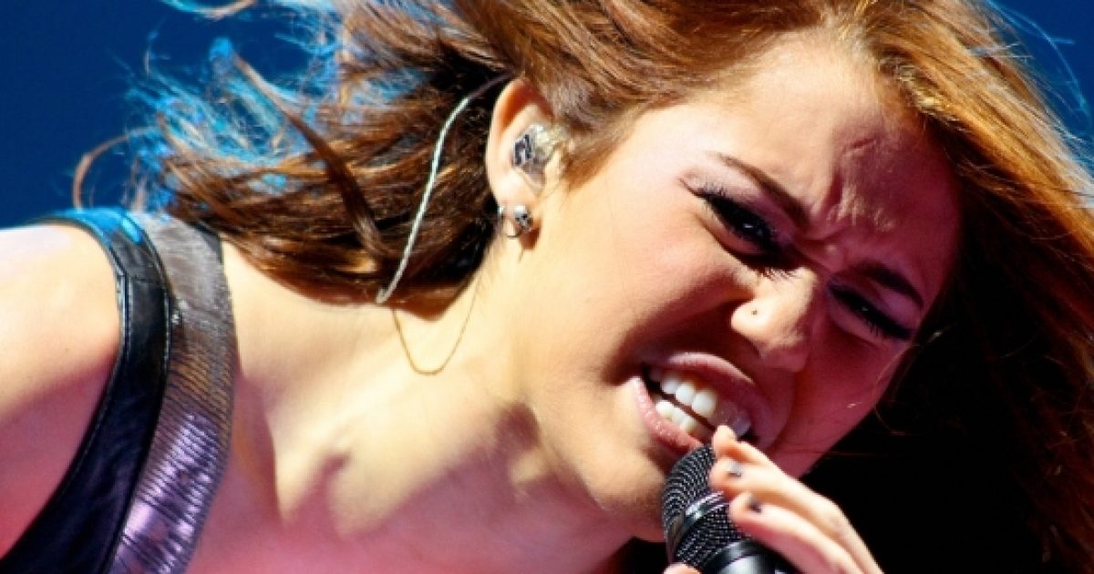 Miley Cyrus' VMA gig to include raunchy puppet sniffing her undercarriage?